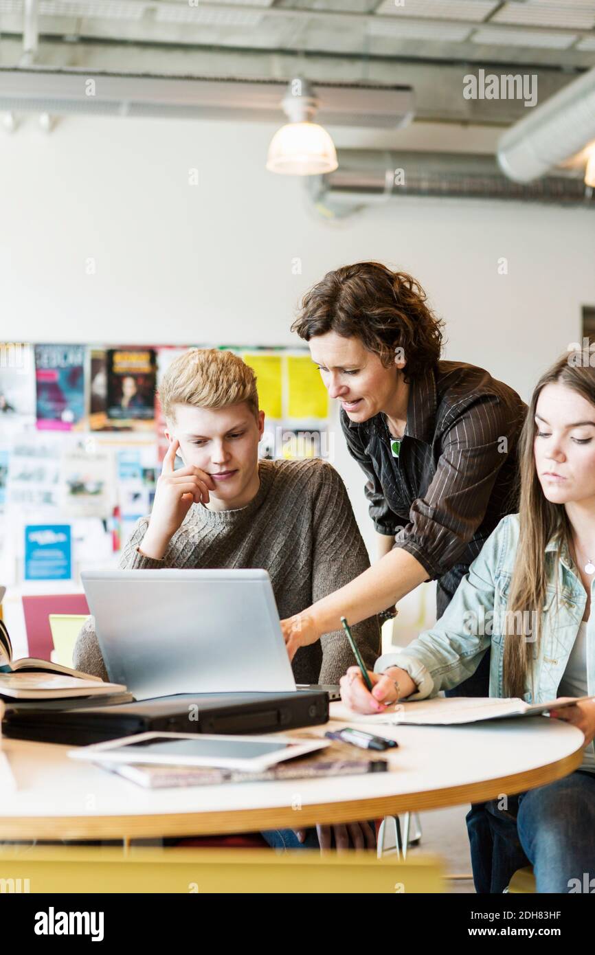 Professor students classroom computer hi-res stock photography and ...
