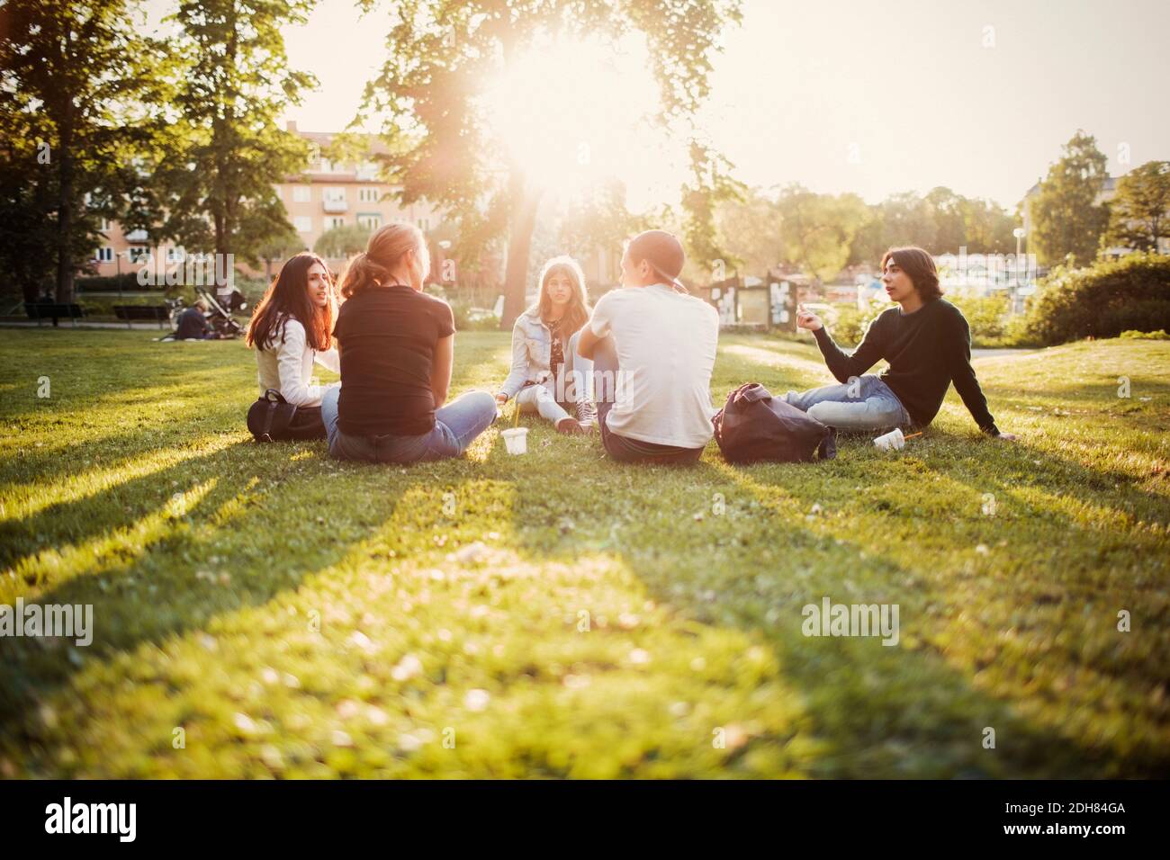 Five teenagers hi-res stock photography and images - Alamy