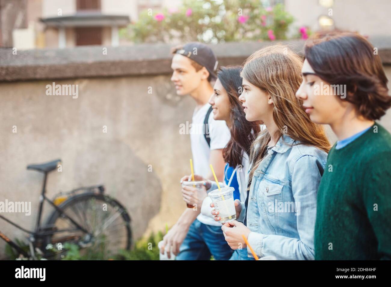 Four teenagers back view hi-res stock photography and images - Alamy