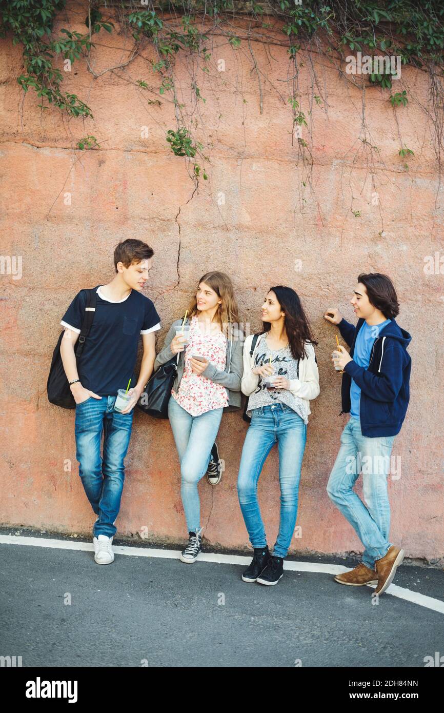 Teenagers talking street hi-res stock photography and images - Alamy