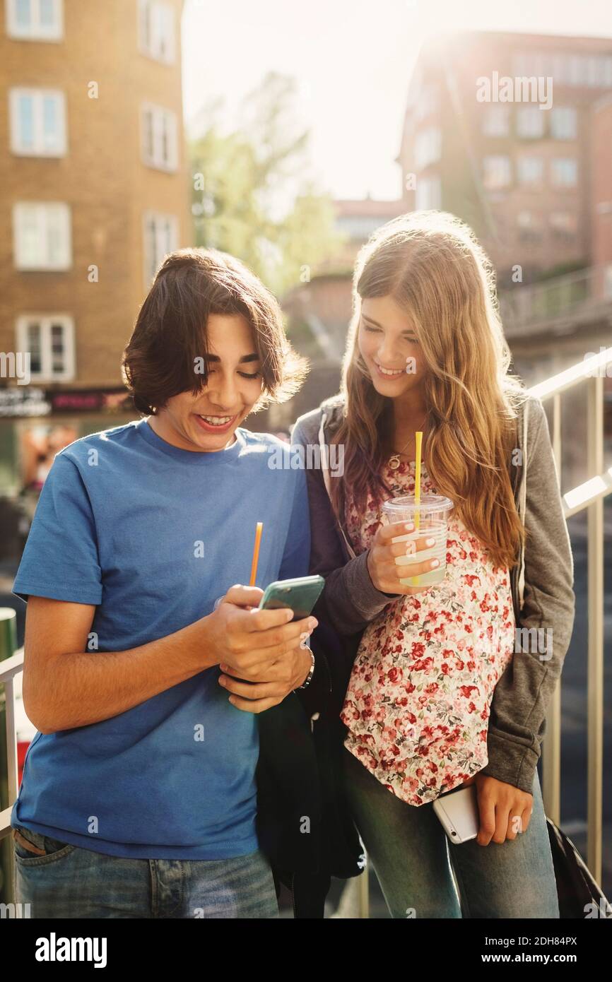 Group of teenagers using phone hi-res stock photography and images - Alamy