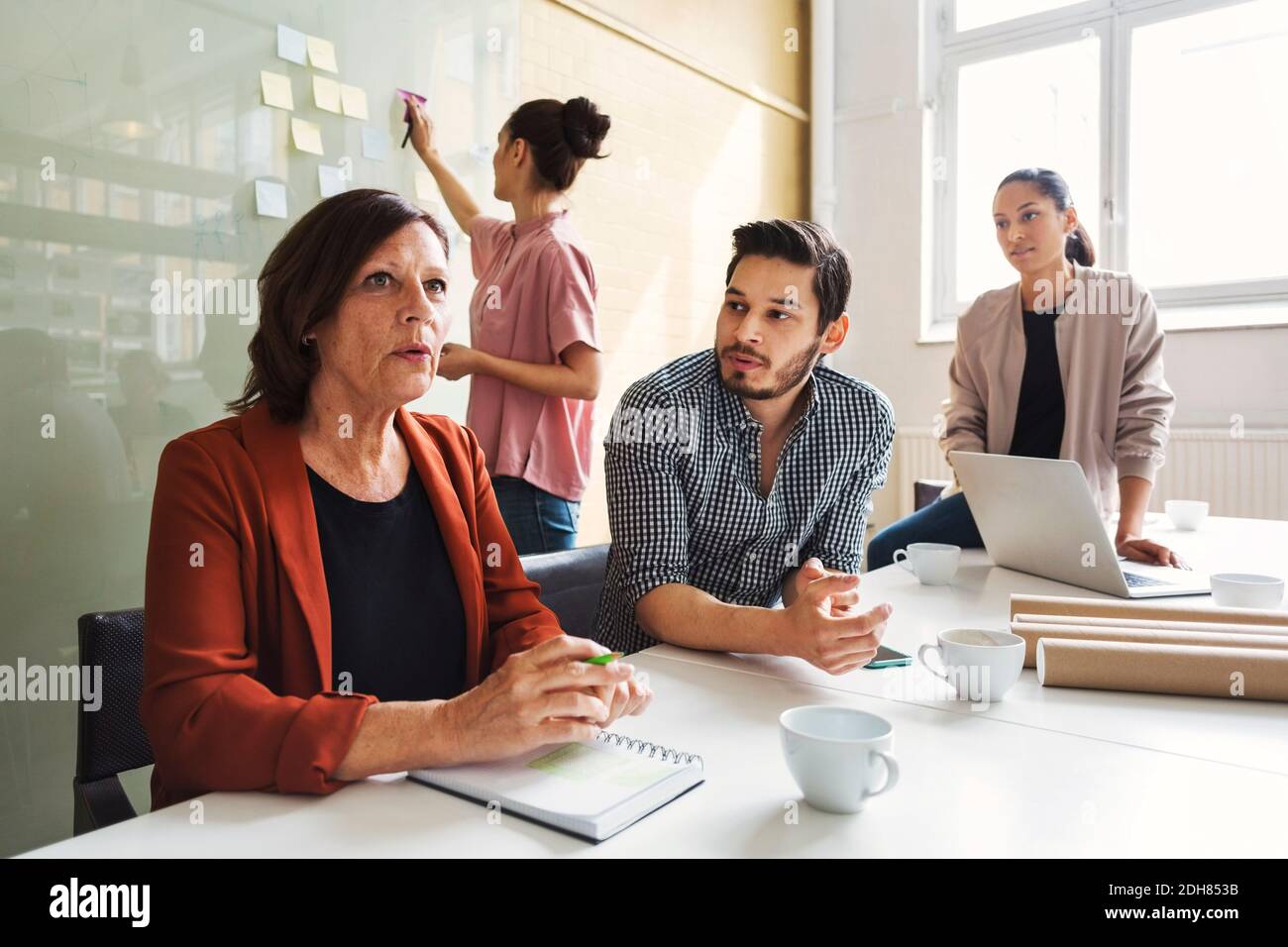 Group table discussion hi-res stock photography and images - Alamy