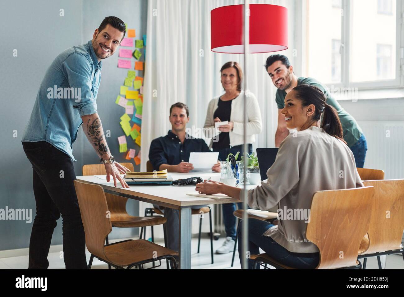 Business team table teamwork hi-res stock photography and images - Alamy