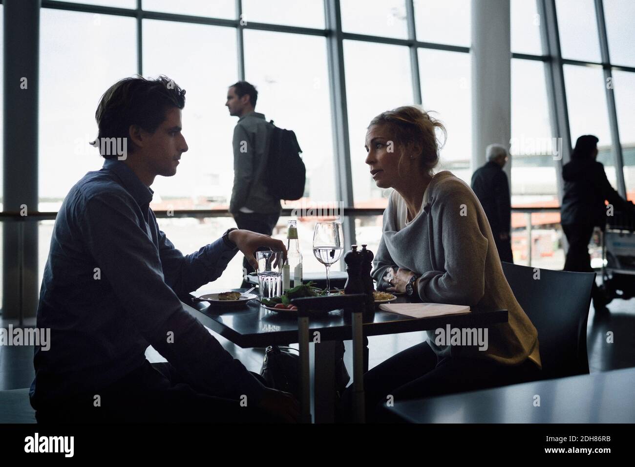 Businesspeople talking hi-res stock photography and images - Alamy