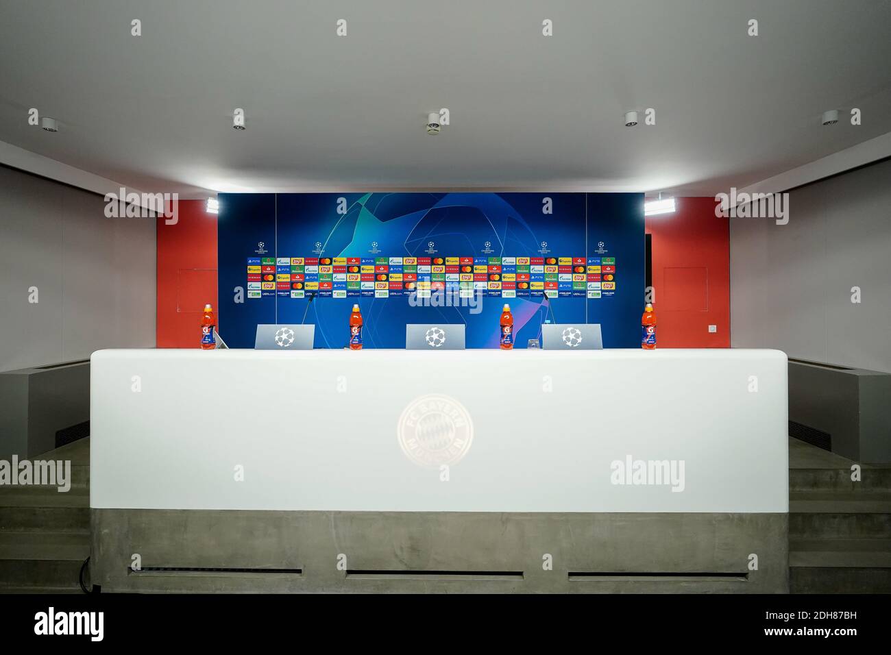Champions league sponsors 2020 hi-res stock photography and images - Alamy