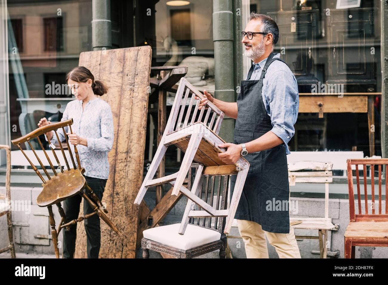 Store owner customer outside hi-res stock photography and images - Alamy