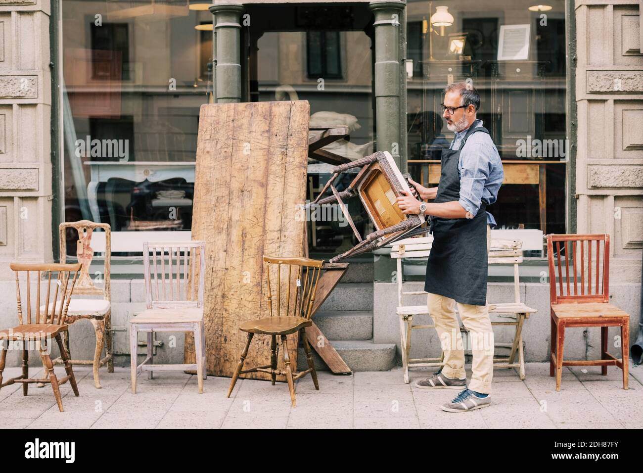 Store owner customer outside hi-res stock photography and images - Alamy