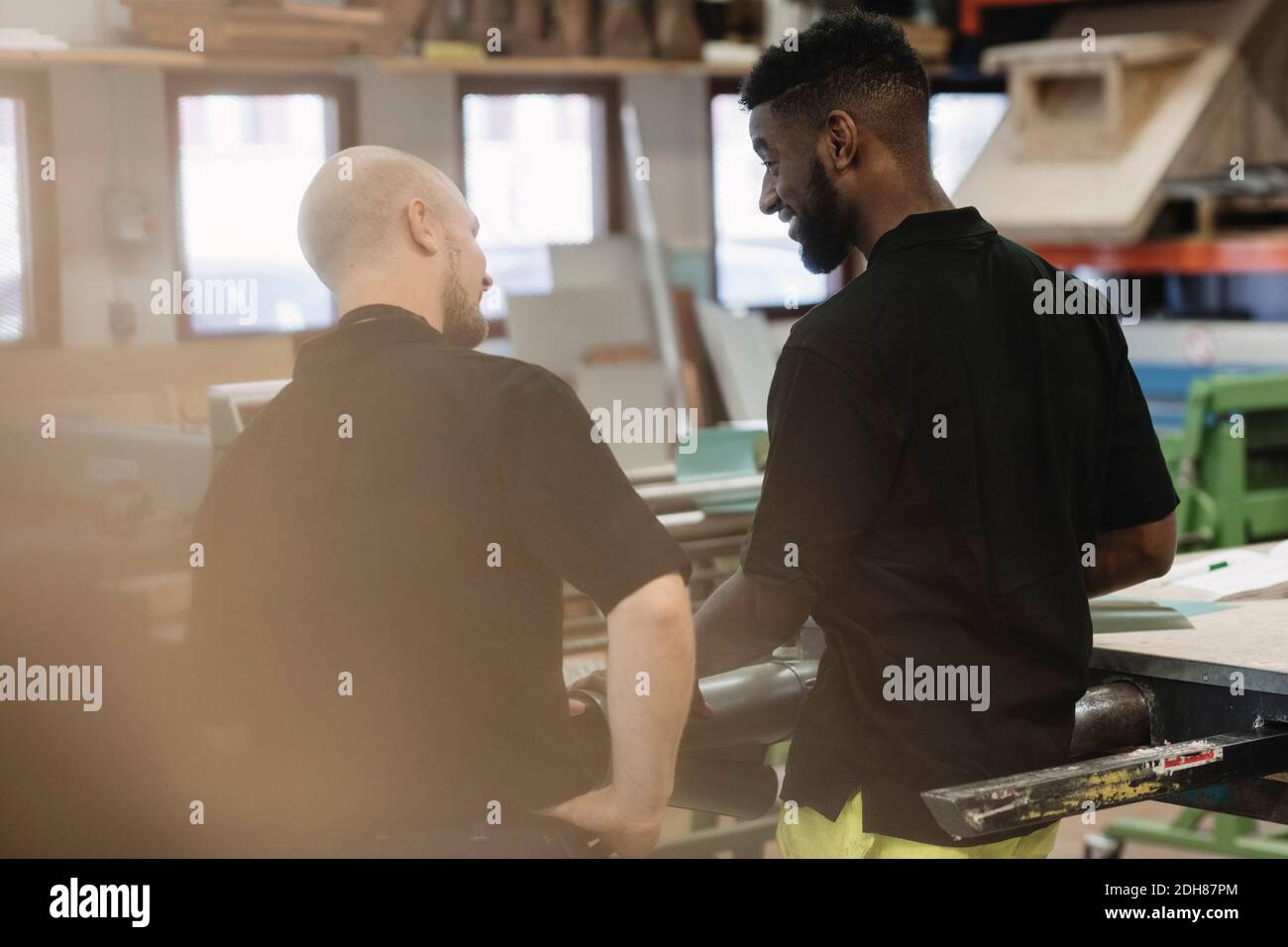 Student teacher group discussion hi-res stock photography and images ...