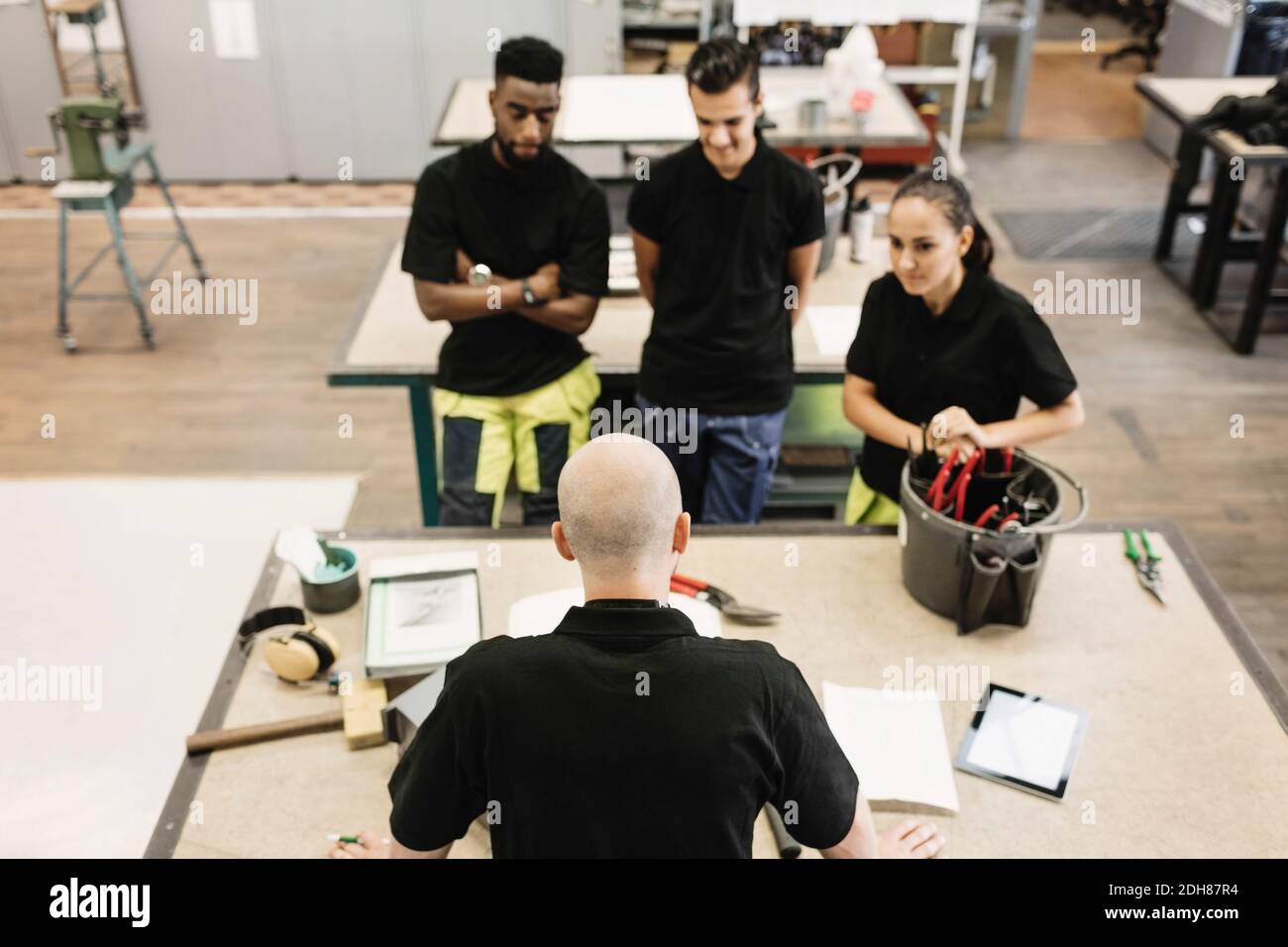 School students project talking hi-res stock photography and images - Alamy