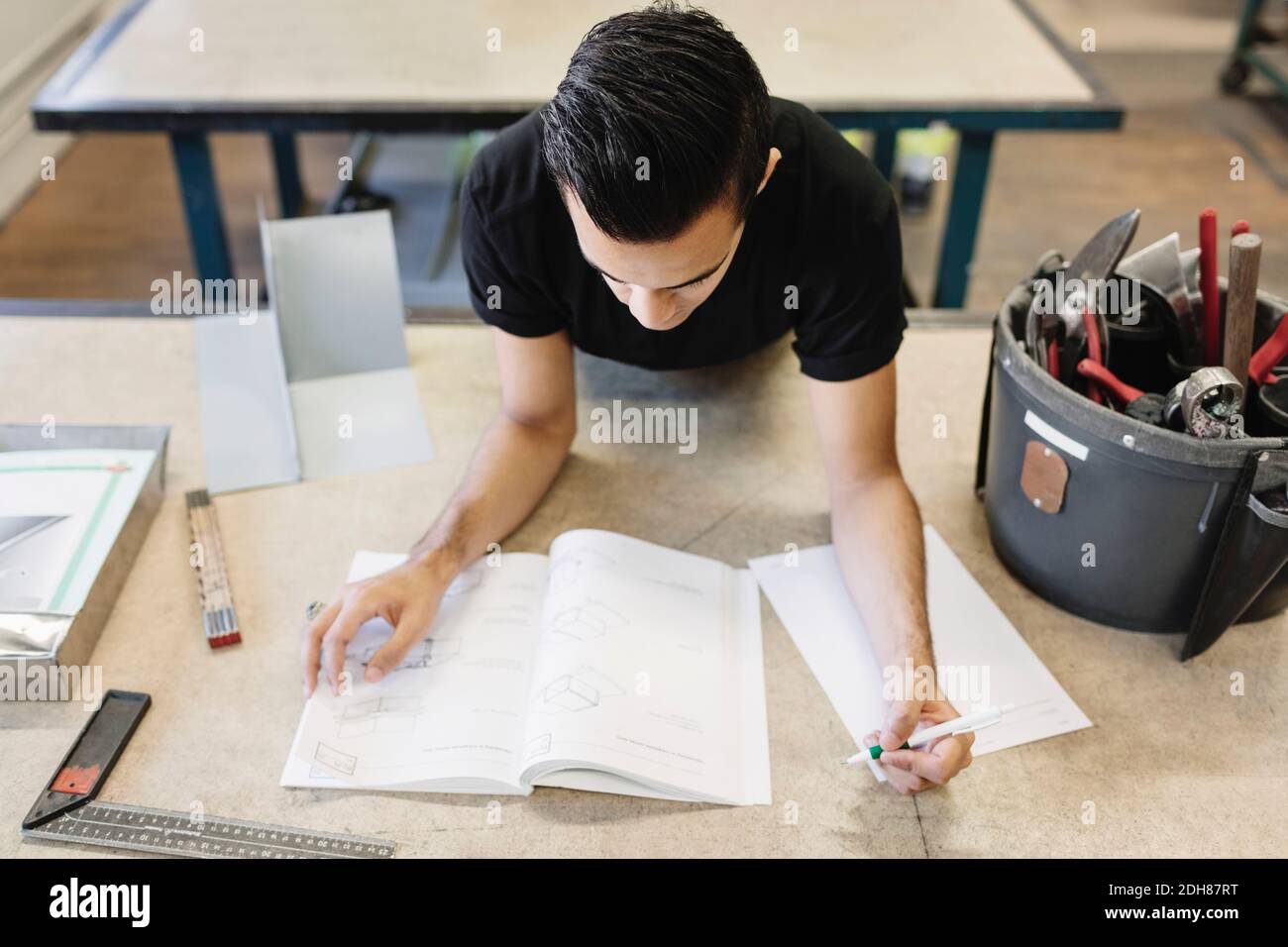 School workshop writing hi-res stock photography and images - Alamy