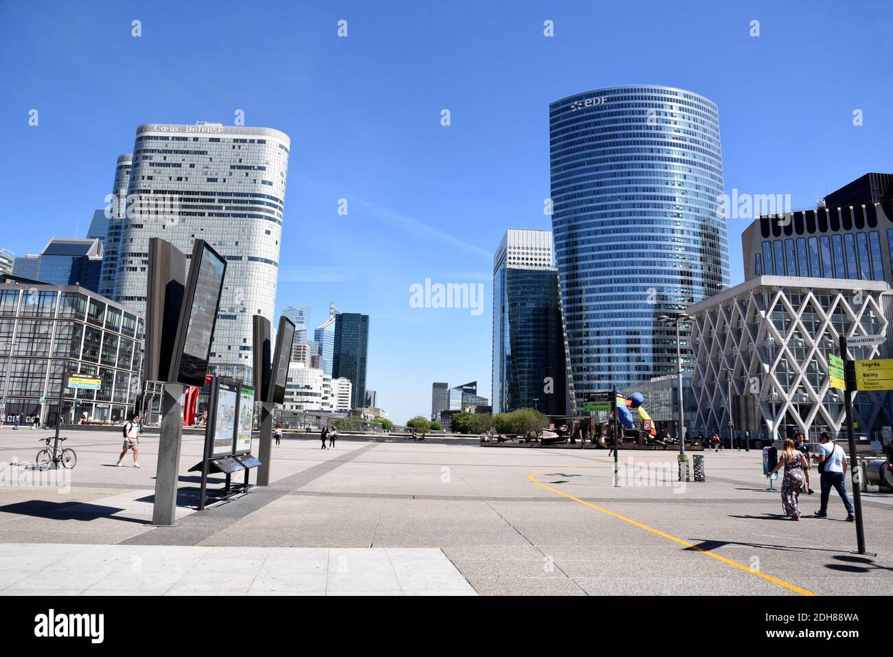 Puteaux, La Defense business district (Paris area): square and ...