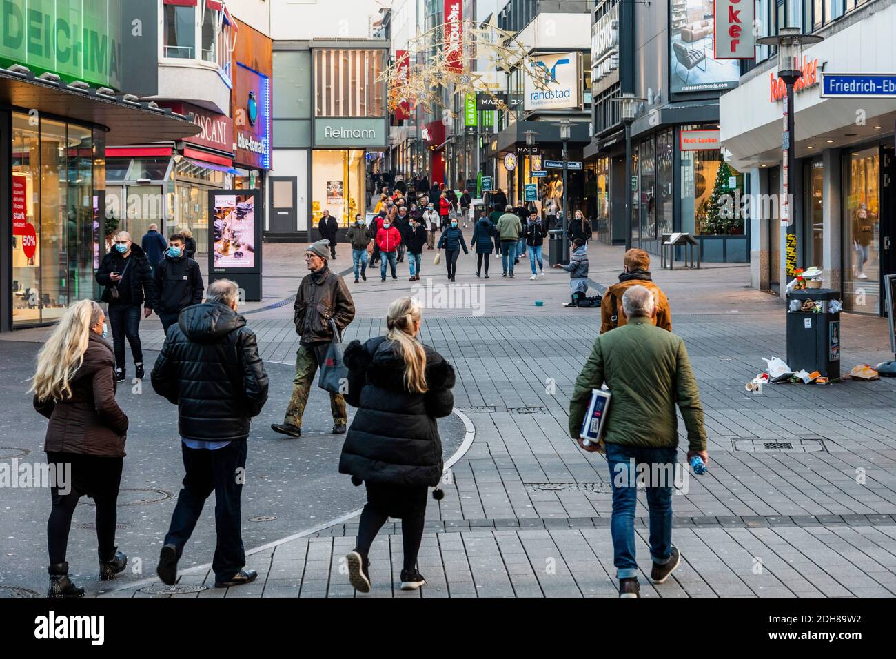 Limbecker Straße pedestrian zone in the run-up to Christmas in Essen ...