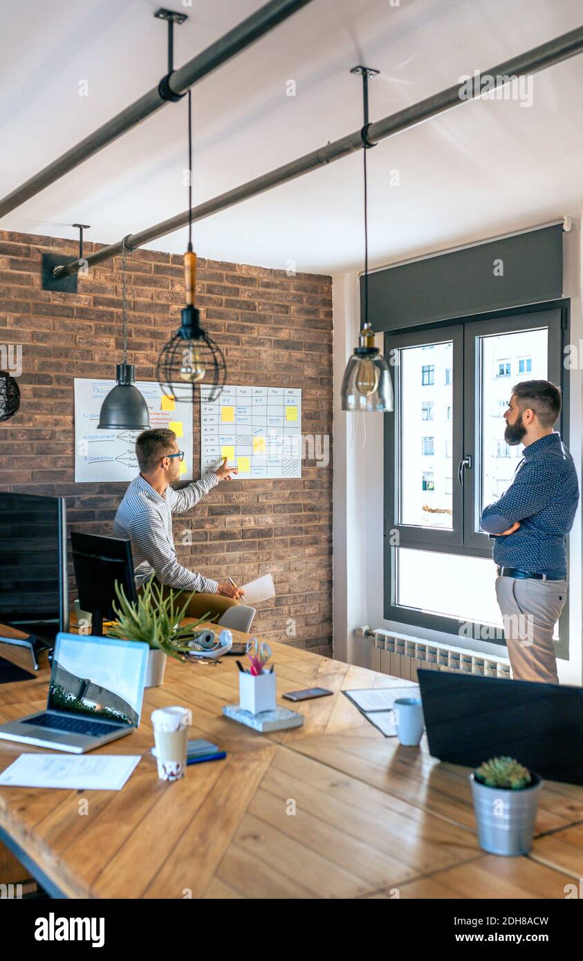 Worker in office talking manager hi-res stock photography and images ...
