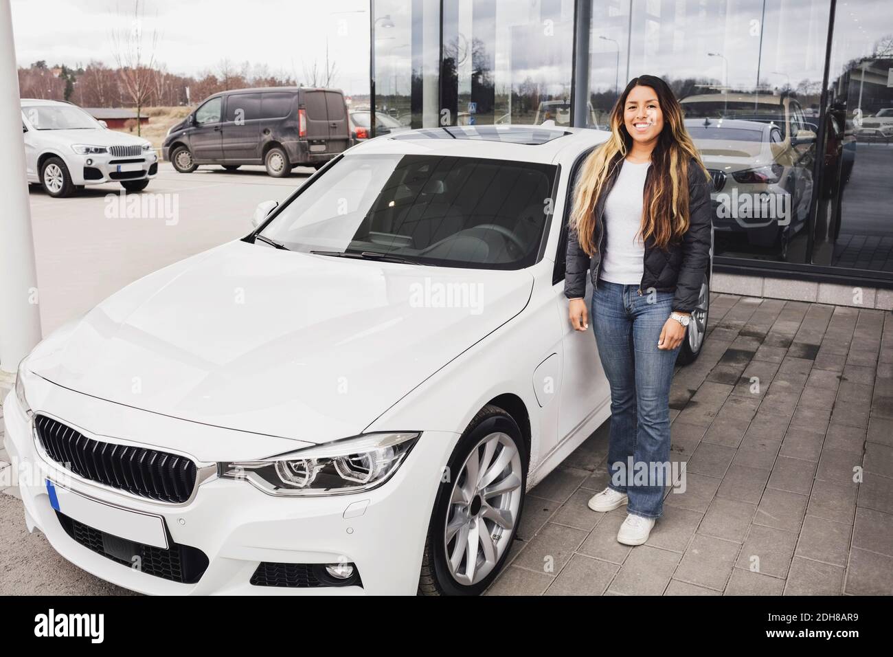 Woman smiling car dealership hi-res stock photography and images - Alamy