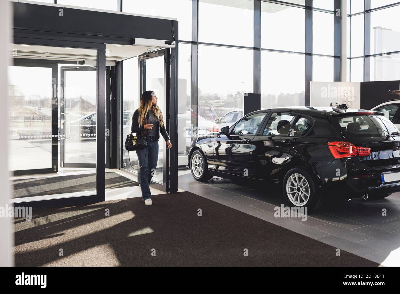 Women entering store hi-res stock photography and images - Alamy