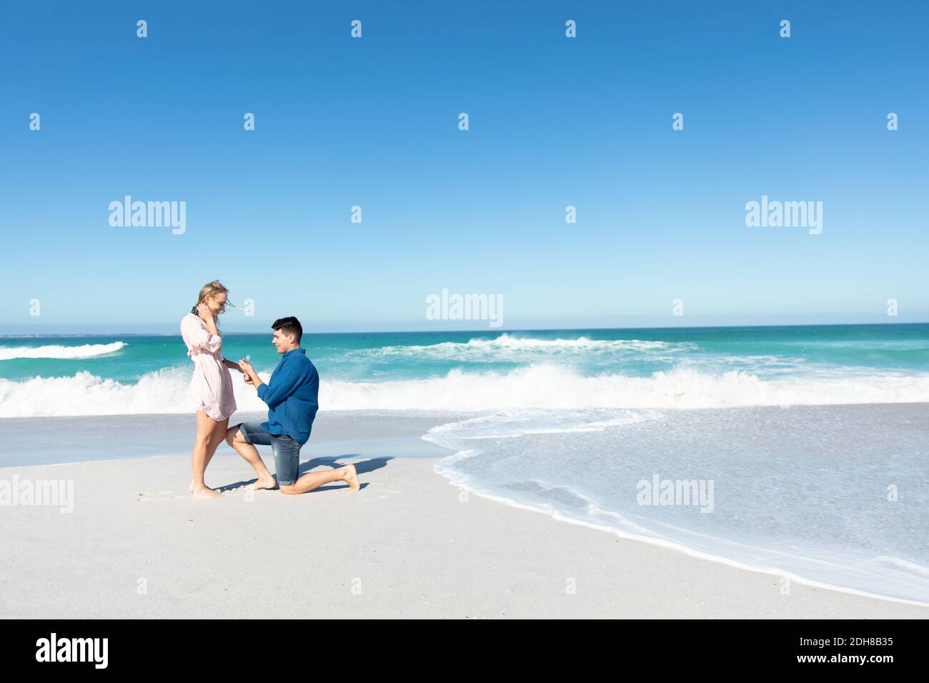 Marriage proposal at the beach Stock Photo - Alamy