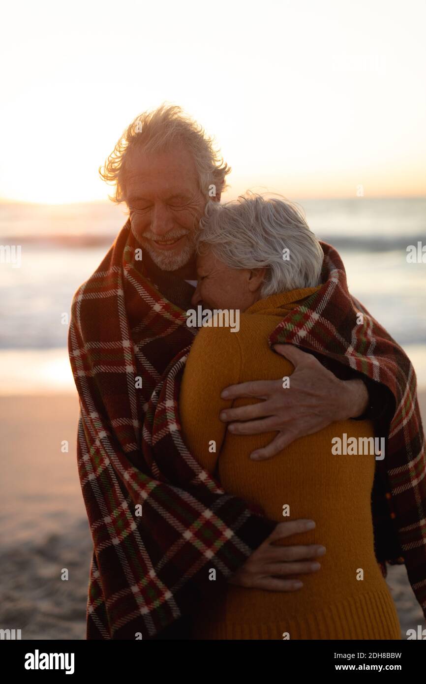 Old couple in love at the beach Stock Photo - Alamy