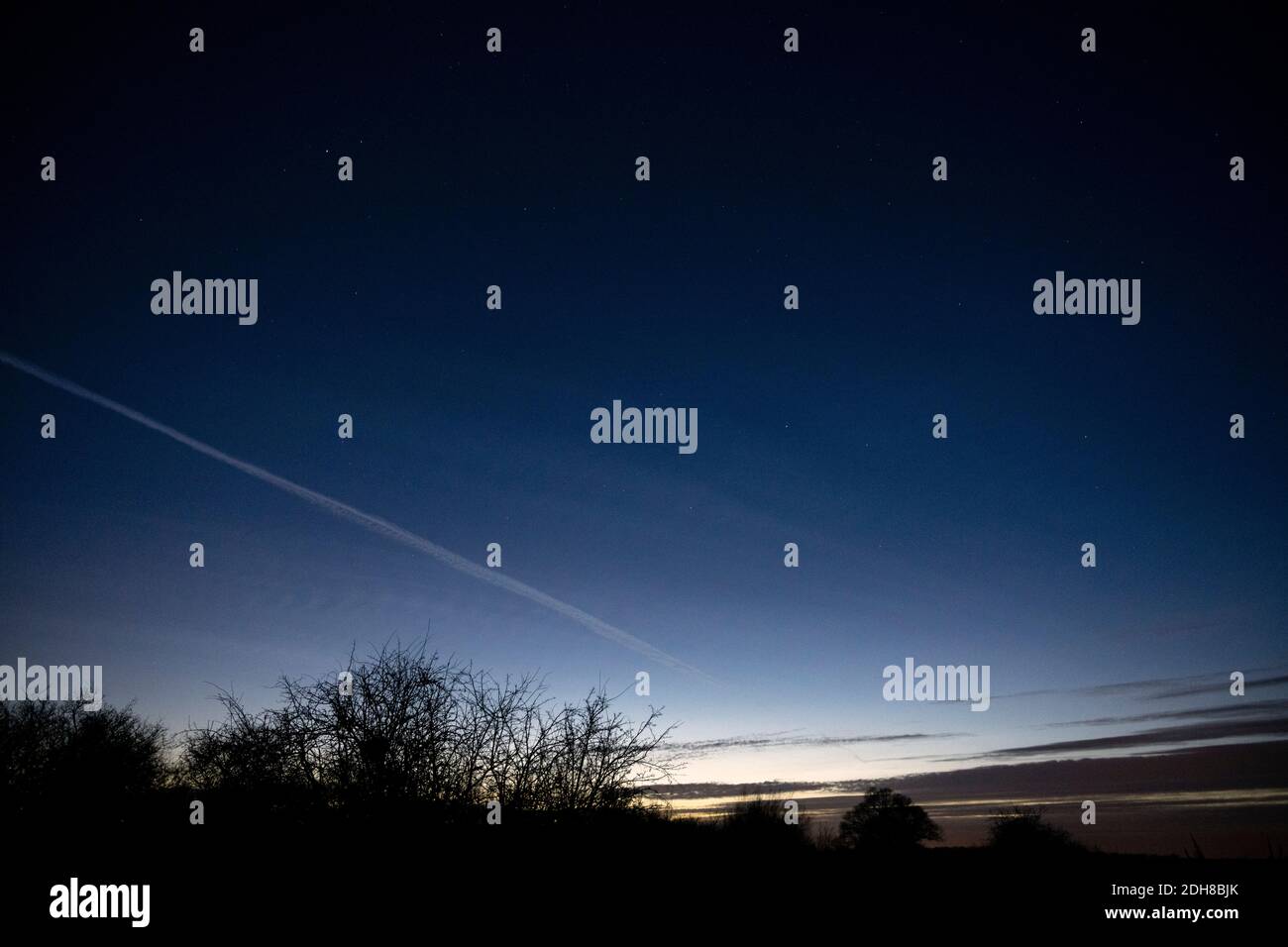 Night sky contrails hi-res stock photography and images - Alamy