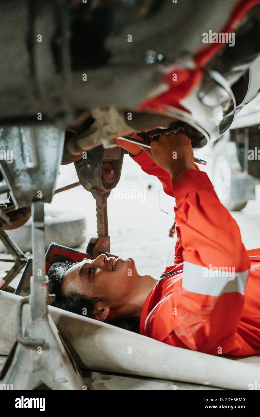 Car engine parts floor hi-res stock photography and images - Alamy