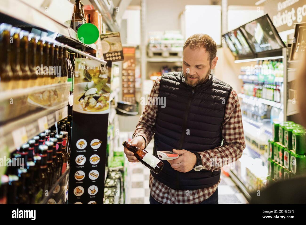 Grocery store shopping drinks hi-res stock photography and images - Alamy