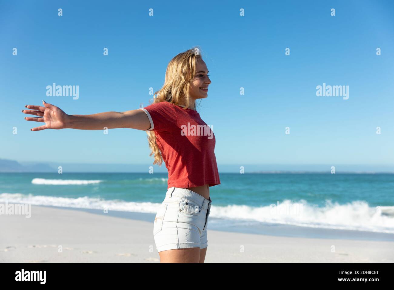 Side view of young woman at the beach Stock Photo - Alamy
