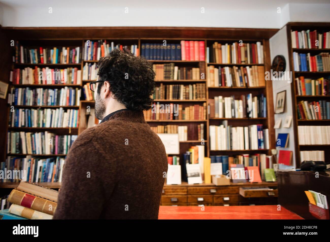 Library shelf arrangement hi-res stock photography and images - Alamy