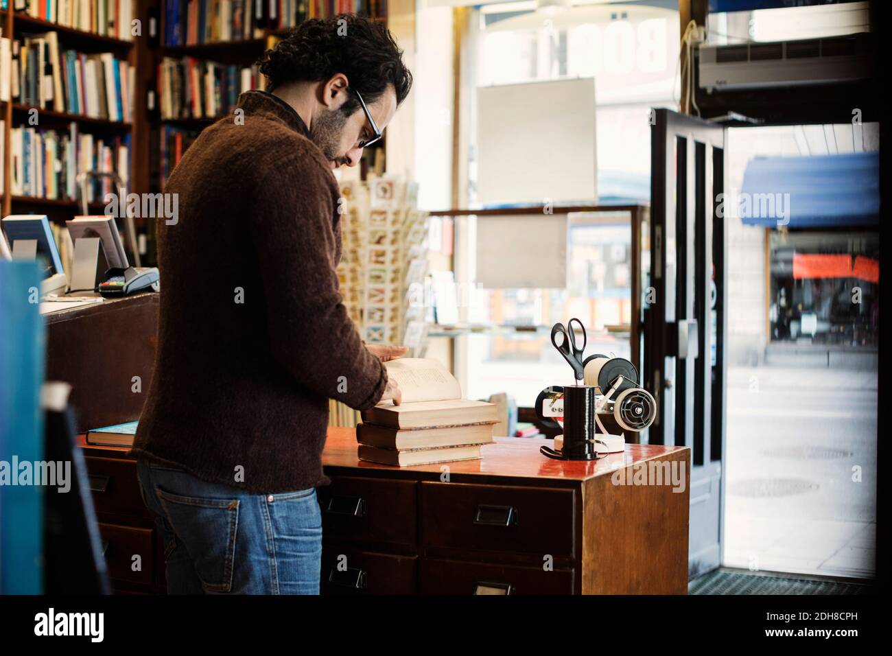 Librarian hi-res stock photography and images - Alamy