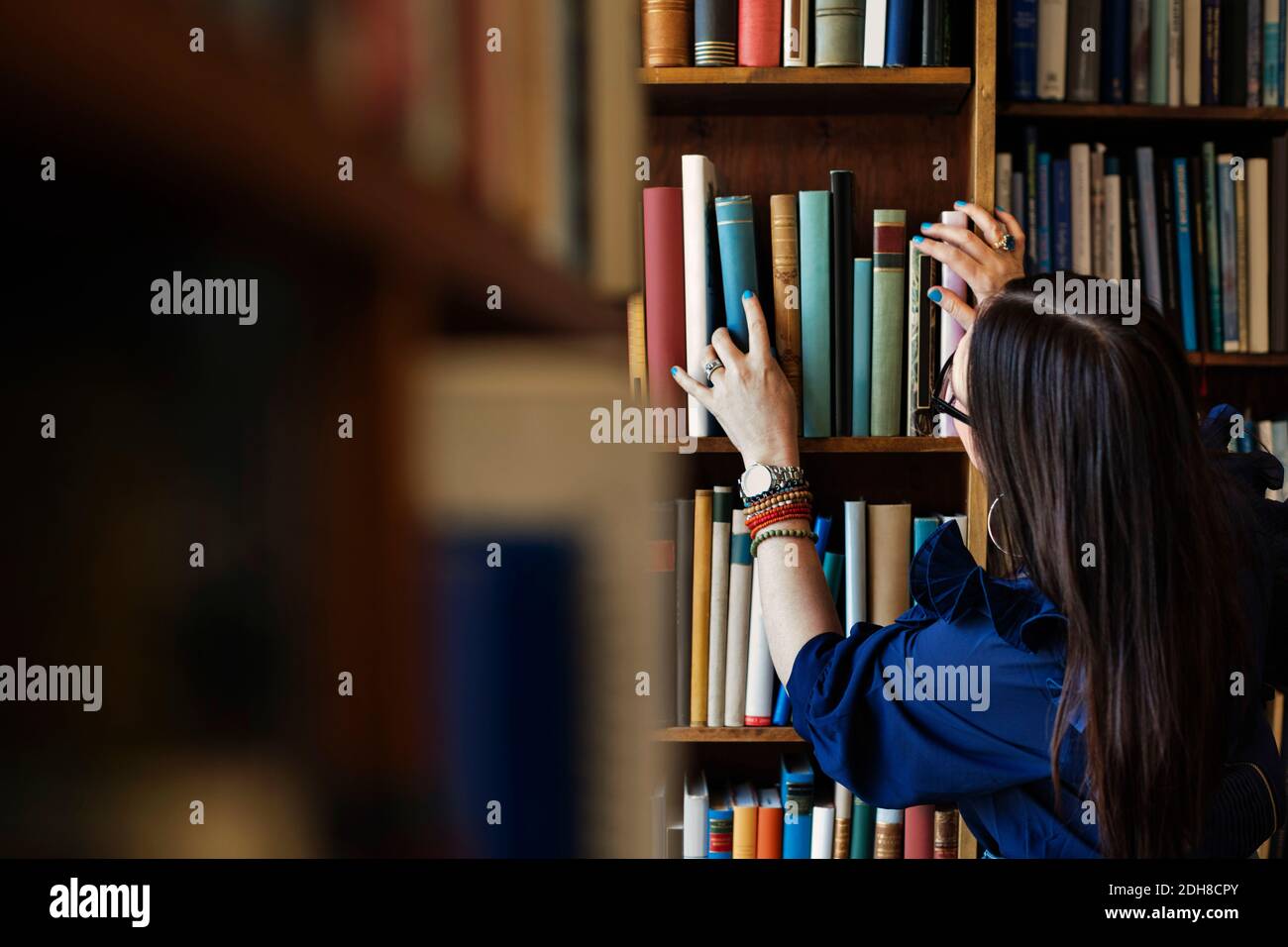 Mature woman book shop shelf hi-res stock photography and images - Alamy