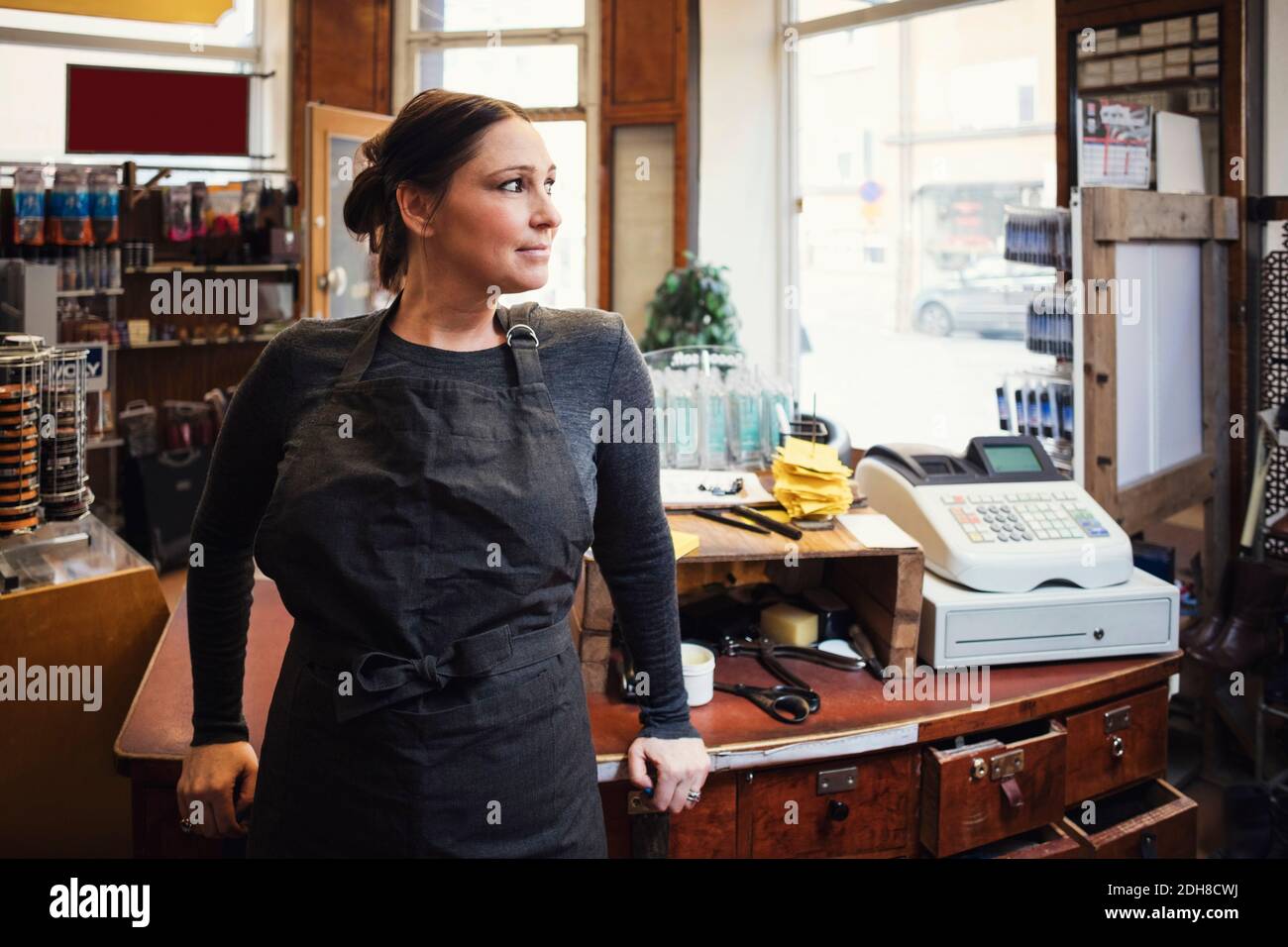 Cashier hi-res stock photography and images - Alamy