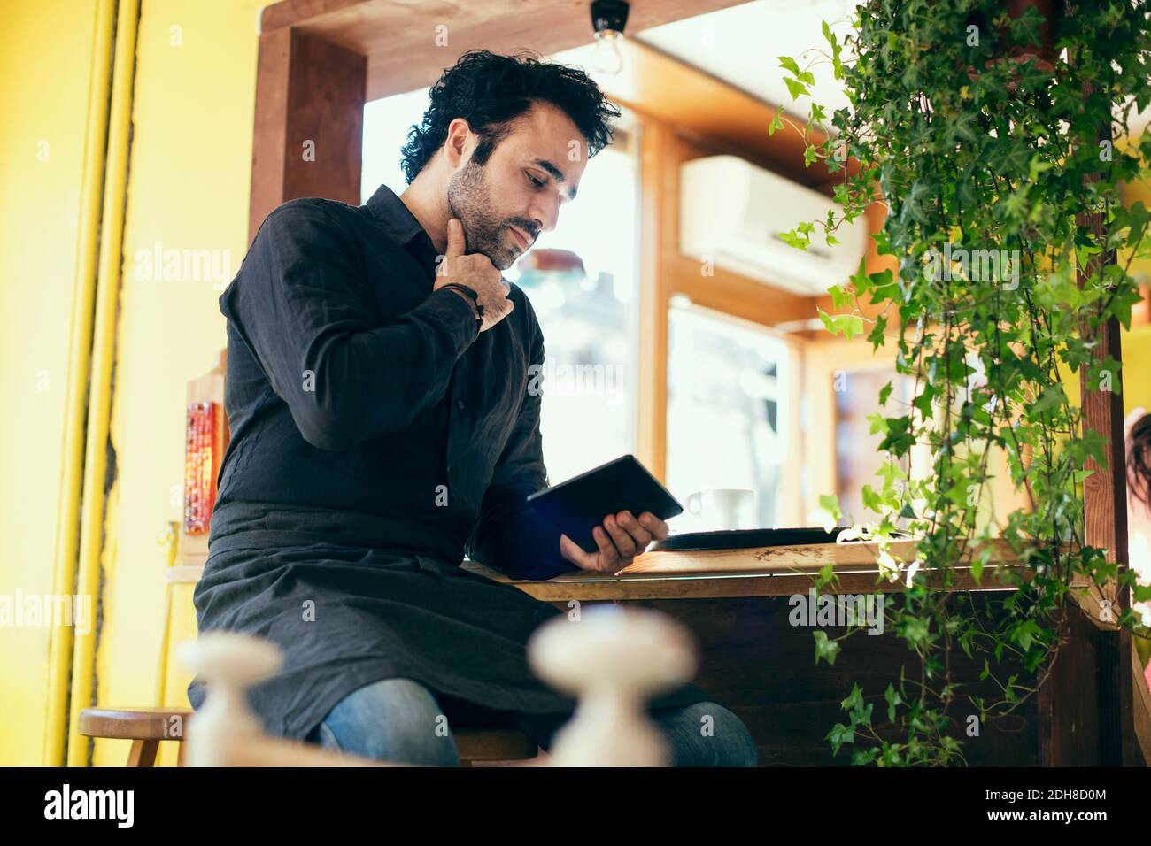 Waitor in café is calculating Stock Photo - Alamy