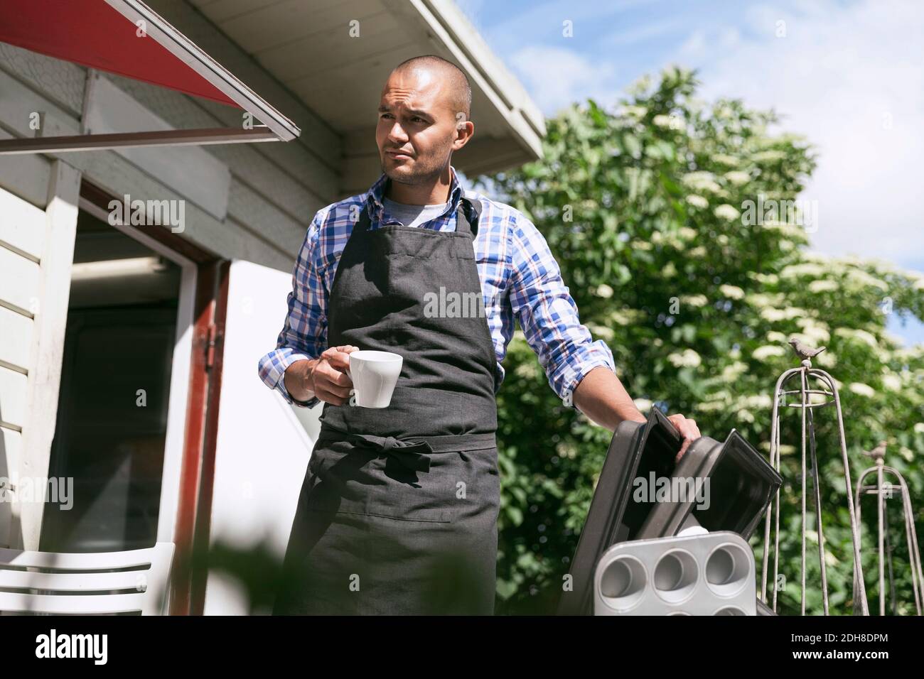 Man standing outside coffee shop hi-res stock photography and images ...