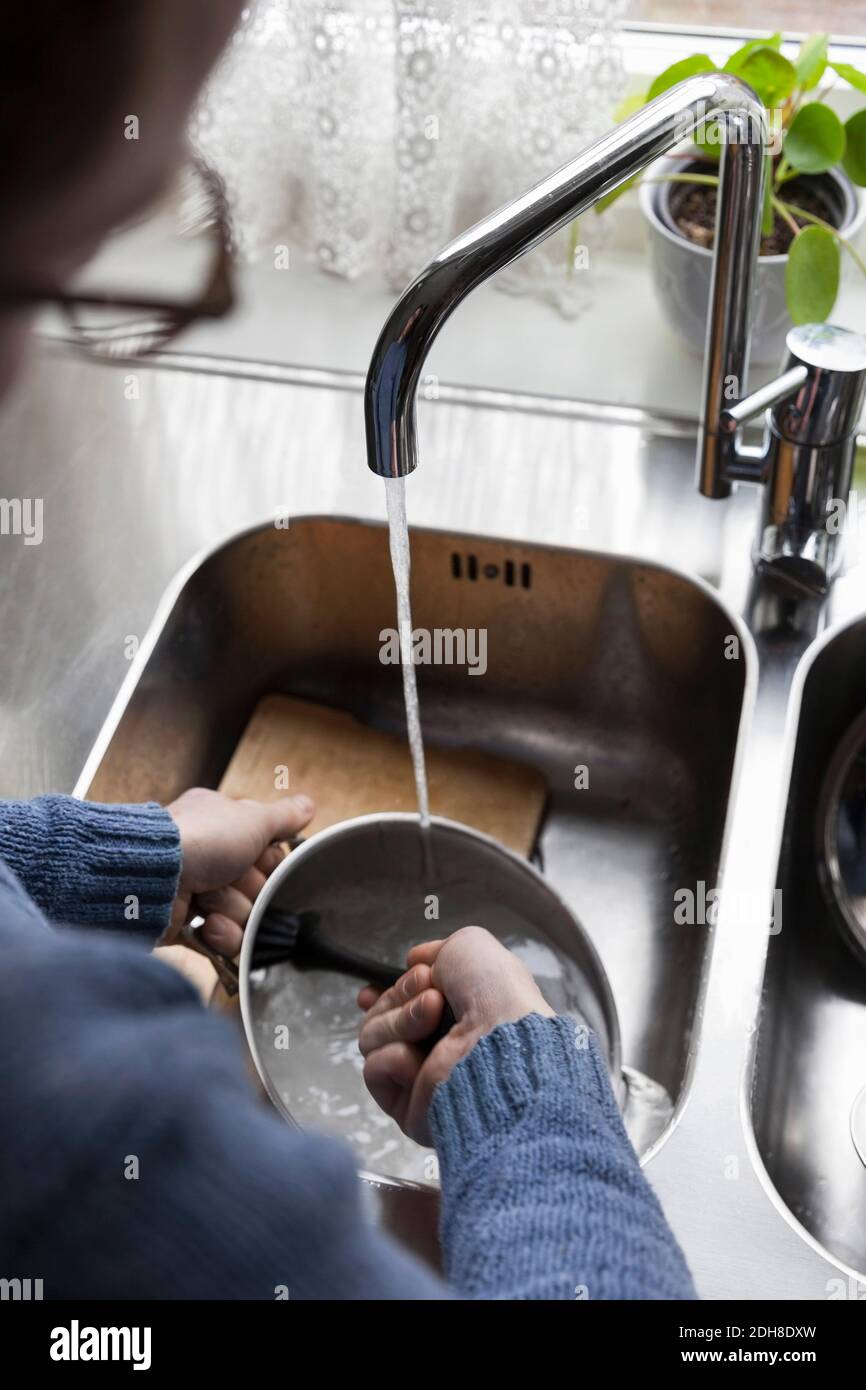 Washing utensils hi-res stock photography and images - Alamy