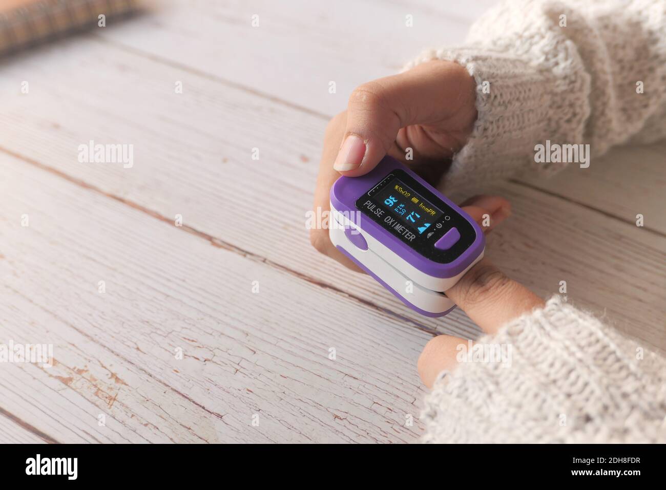 young women hand using pulse oximeter Stock Photo - Alamy