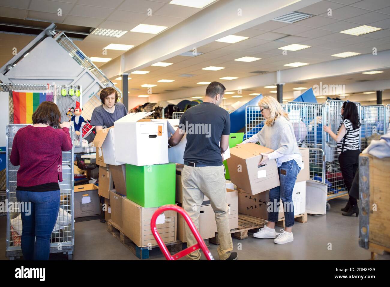 Arranging boxes hi-res stock photography and images - Alamy