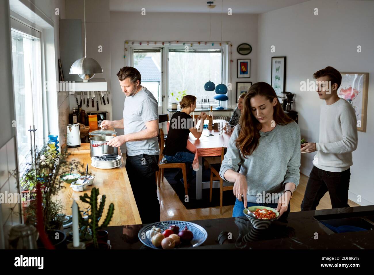 Family in kitchen full view hi-res stock photography and images - Alamy