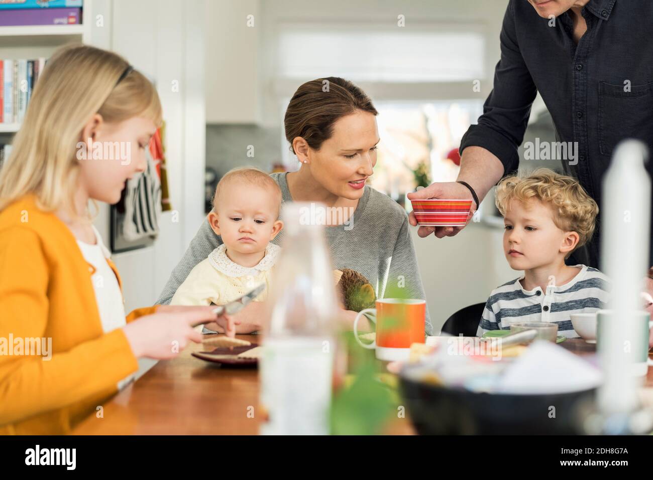 Family at breakfast table hi-res stock photography and images - Alamy