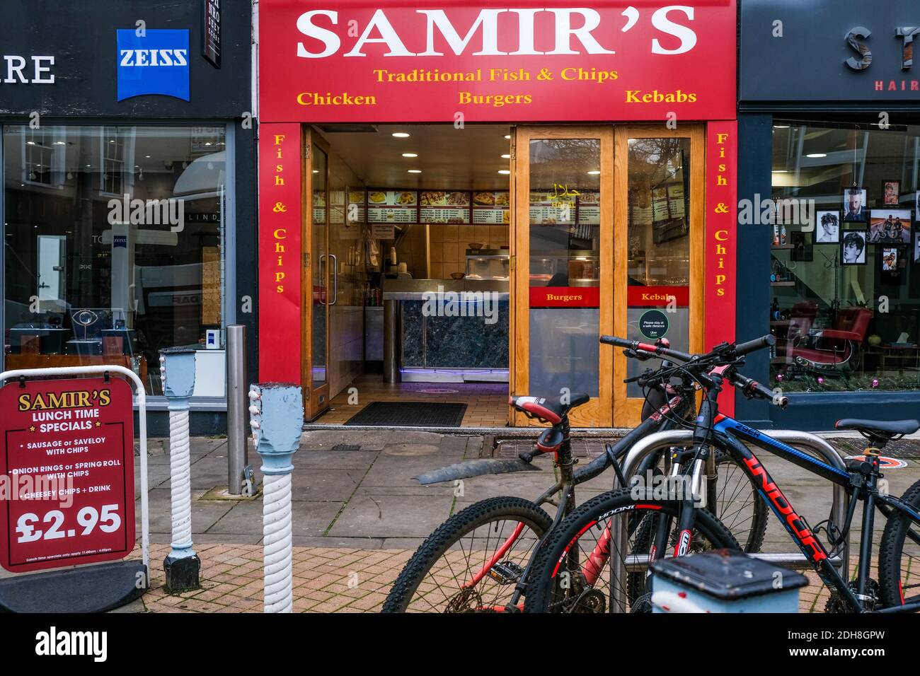 Traditional london shop front hi-res stock photography and images - Alamy