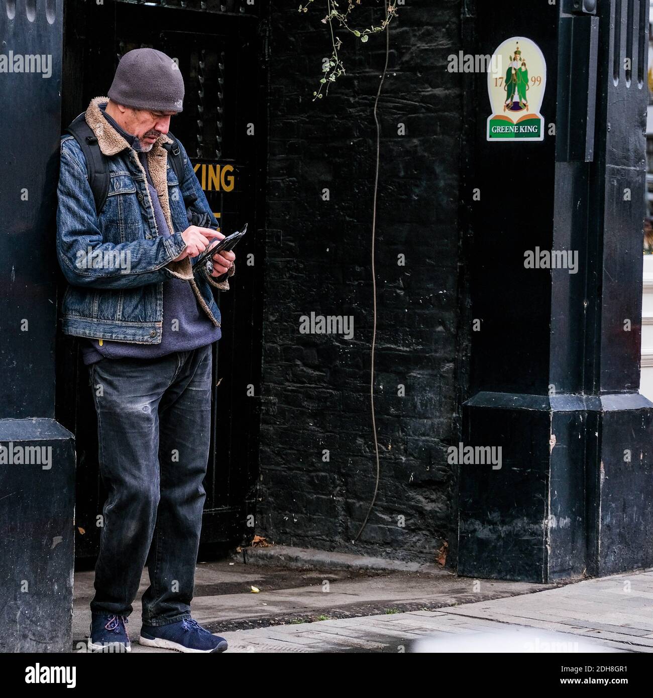 Man alone in pub hi-res stock photography and images - Alamy