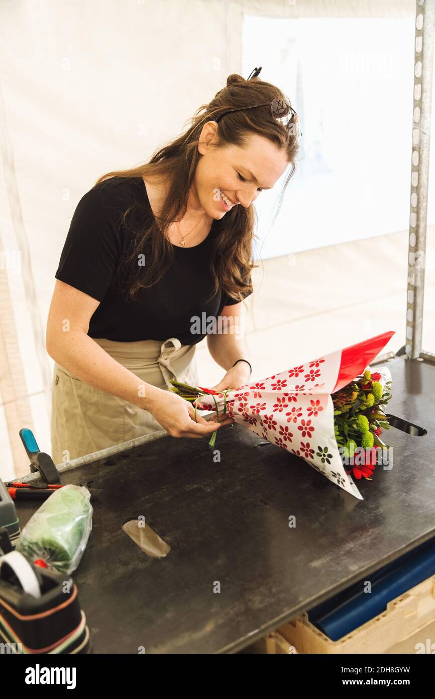 Making bouquet hi-res stock photography and images - Alamy