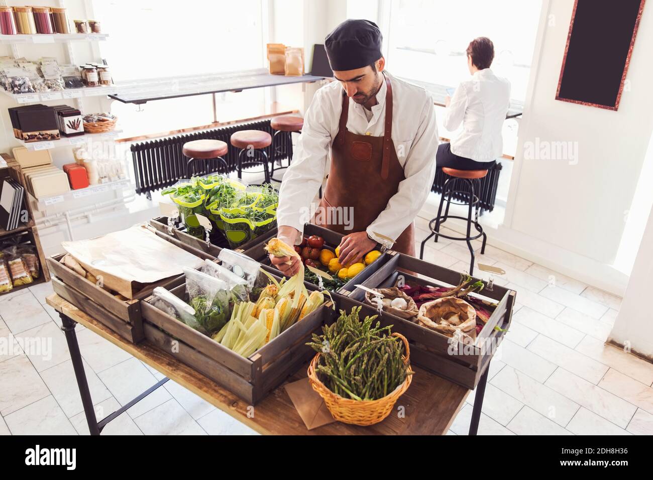 Vegetables at grocery store hi-res stock photography and images - Alamy