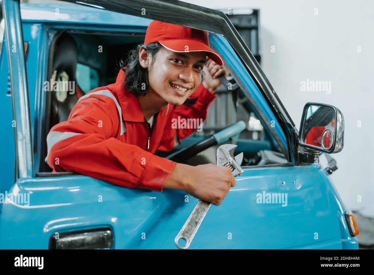 portrait of a technician in his garage wear an uniform Stock Photo - Alamy