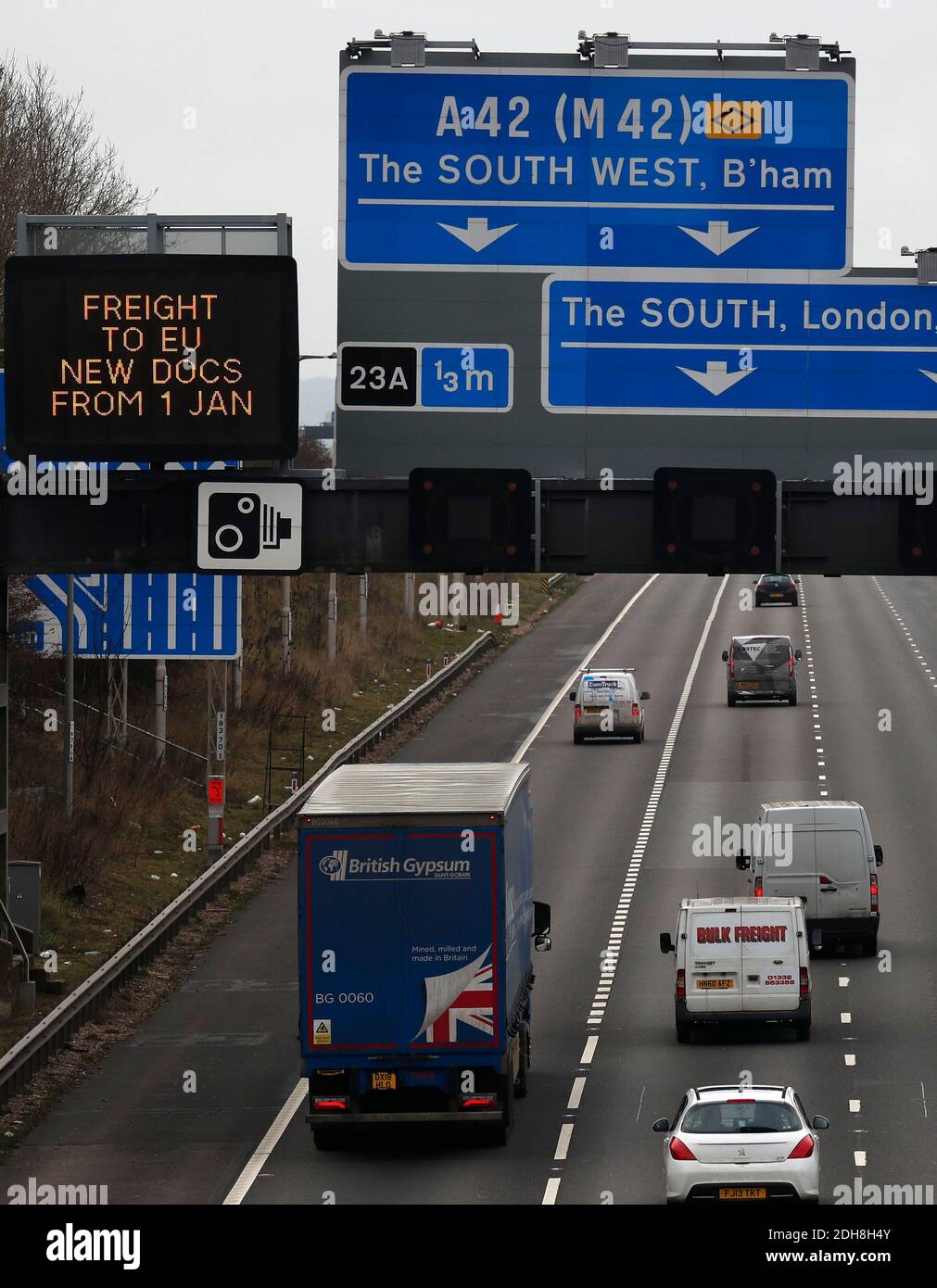 M1 south road sign hi-res stock photography and images - Alamy