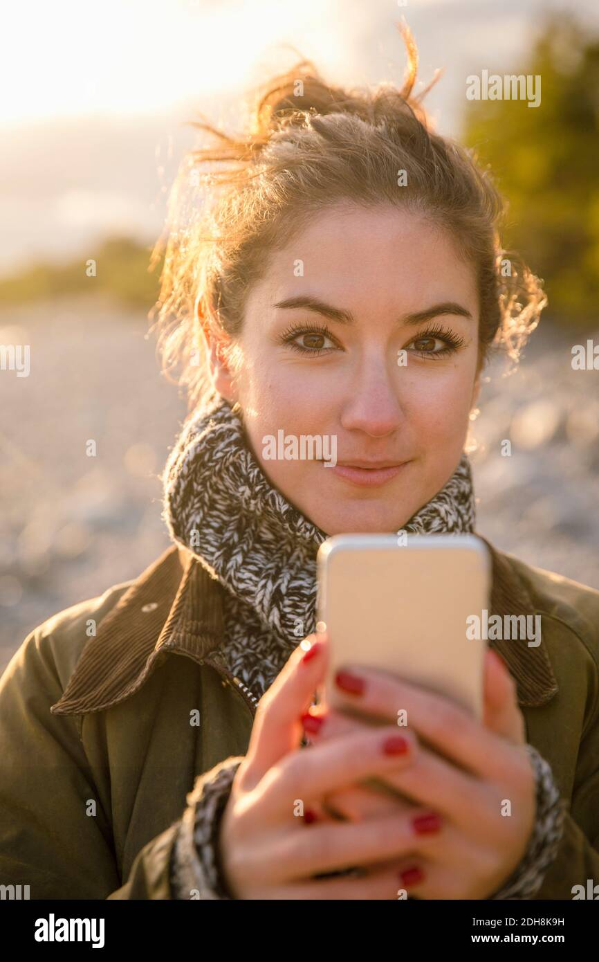 Holding mobile phone beach hi-res stock photography and images - Alamy
