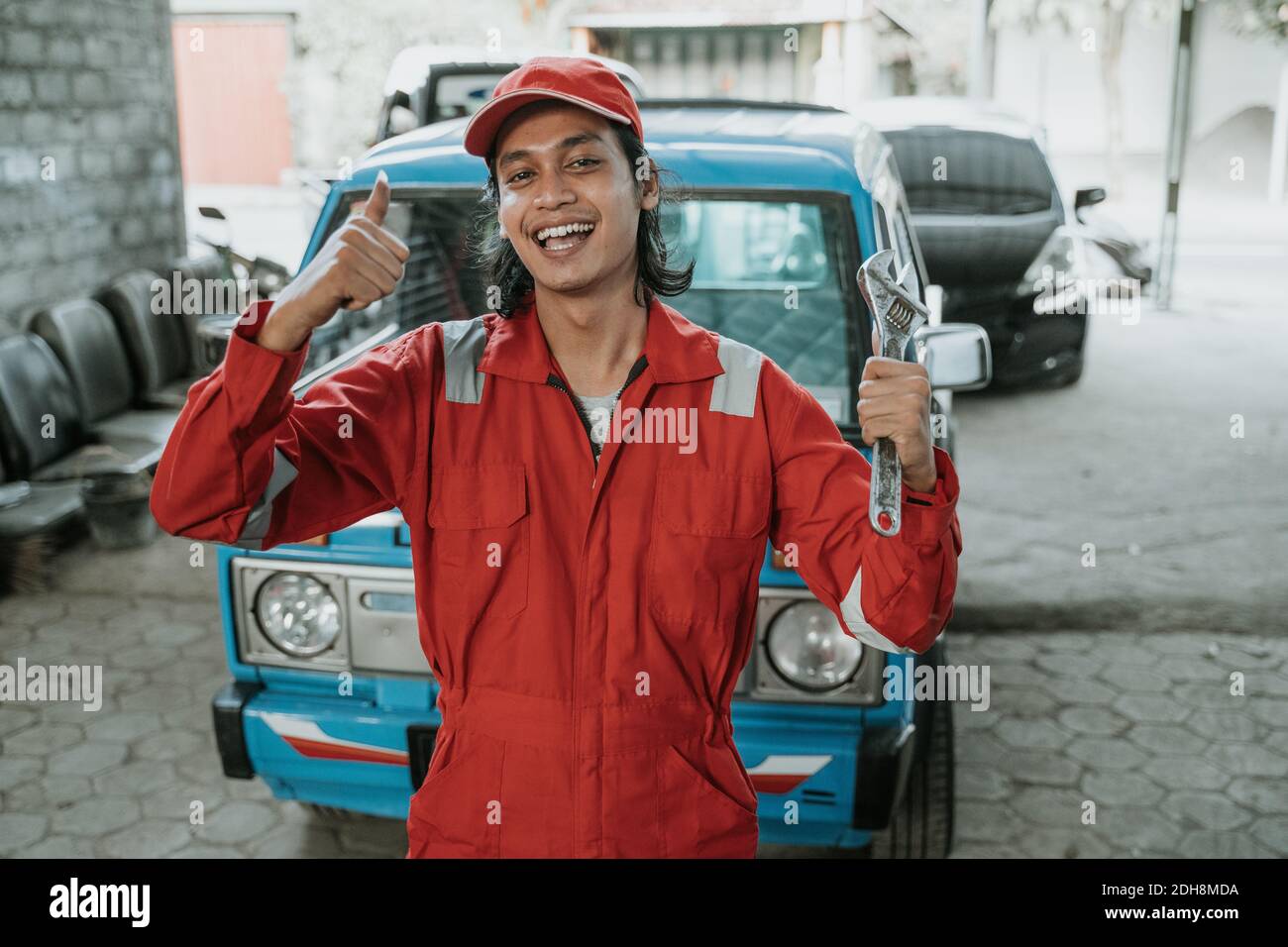 portrait of mechanic carry tools in his hand in his workshop Stock ...