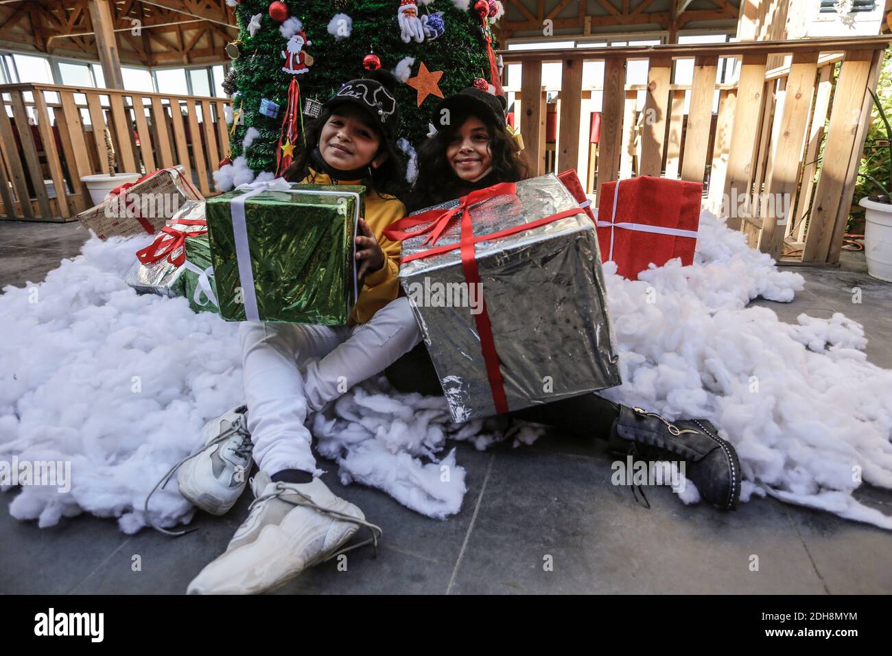 Gaza City, The Gaza Strip, Palestine. 10th Dec, 2020. A Palestinian ...