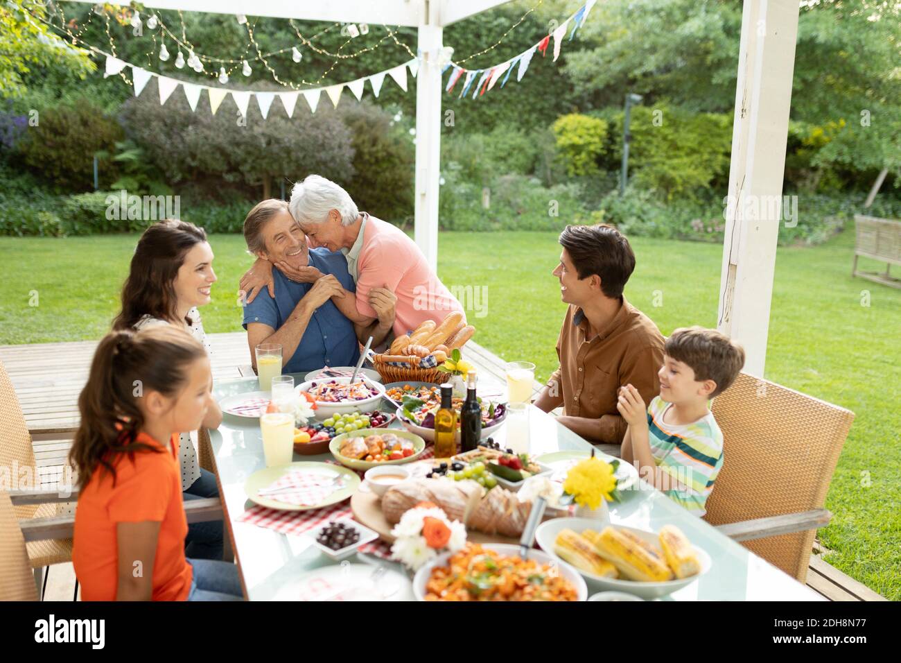 Children eating lunch outside hi-res stock photography and images - Alamy