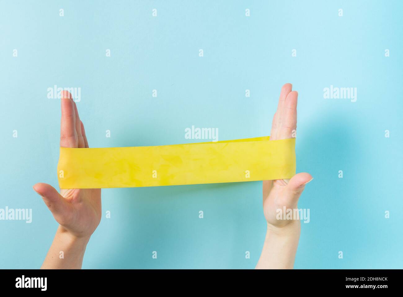 Rubber band and hands hi-res stock photography and images - Alamy