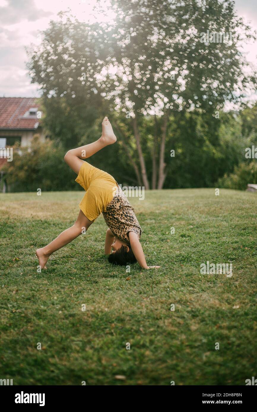 Headstand kid hi-res stock photography and images - Alamy
