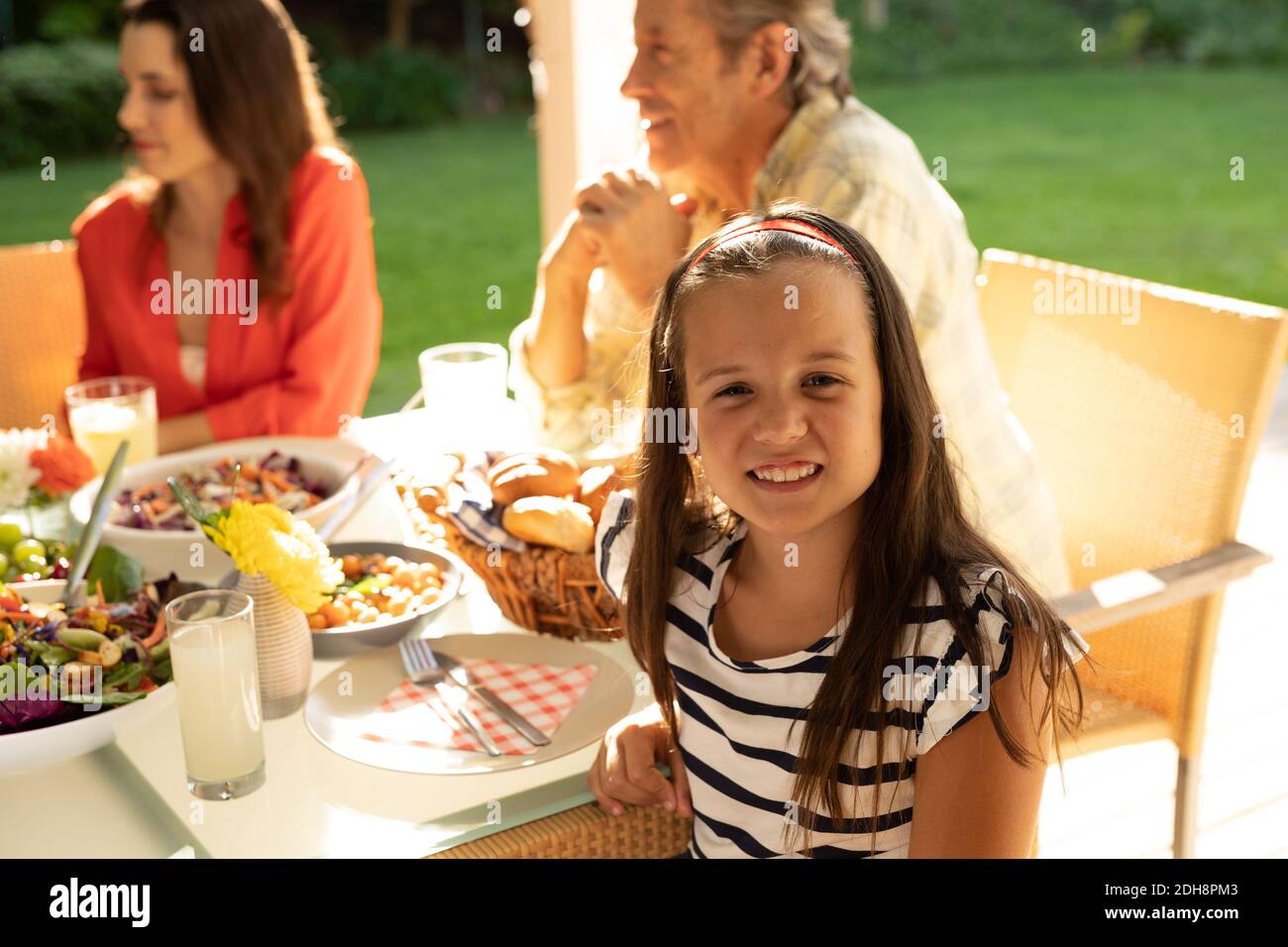 Family close outside table hi-res stock photography and images - Alamy