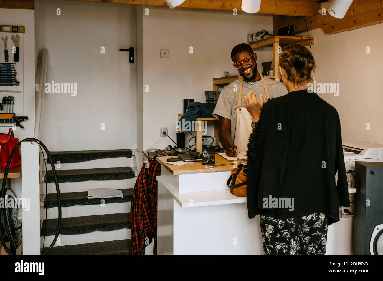 Customer talking employee hi-res stock photography and images - Alamy